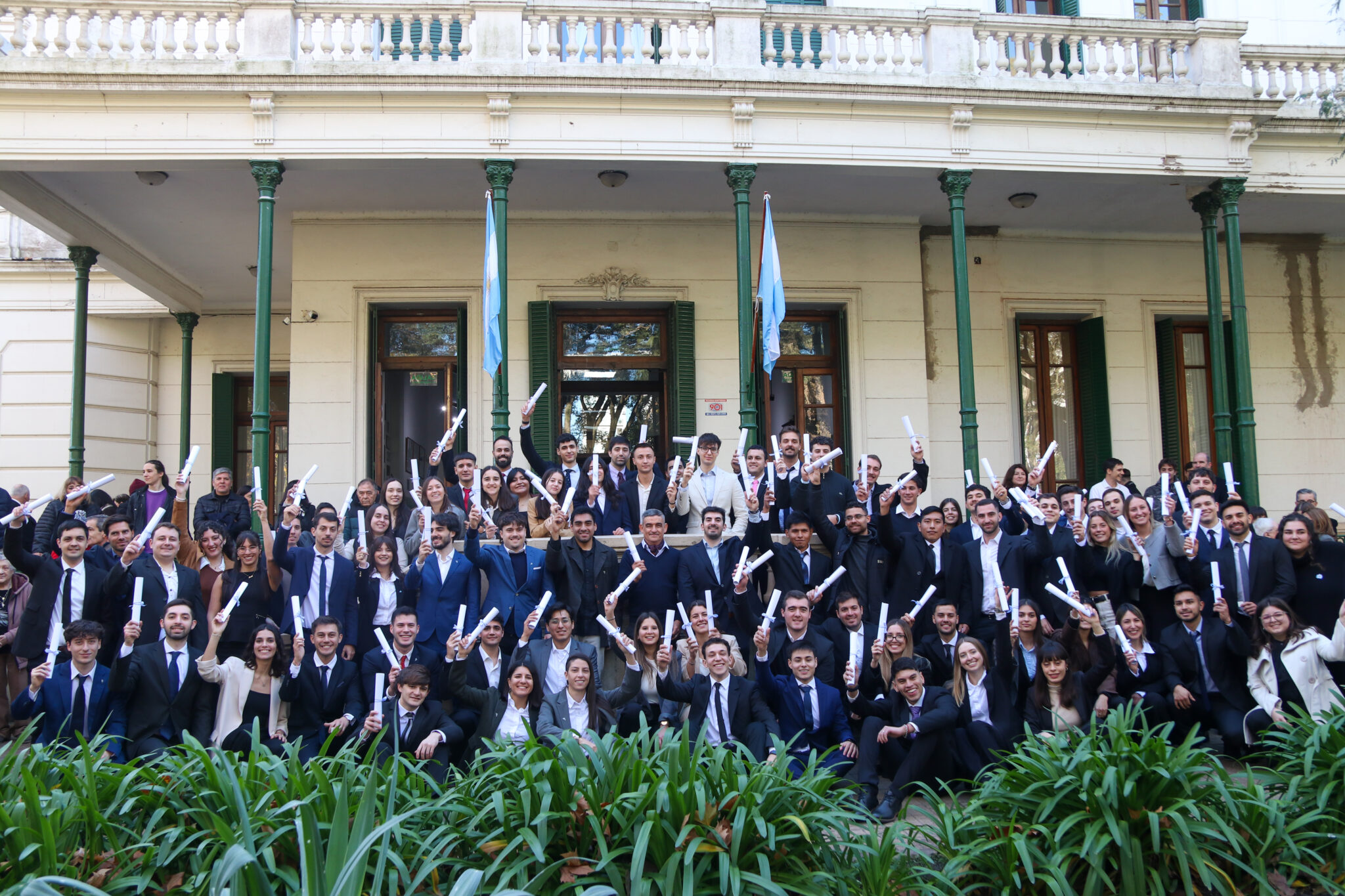 La Facultad de Ingeniería entregó diplomas a sus graduados y homenajeó ...
